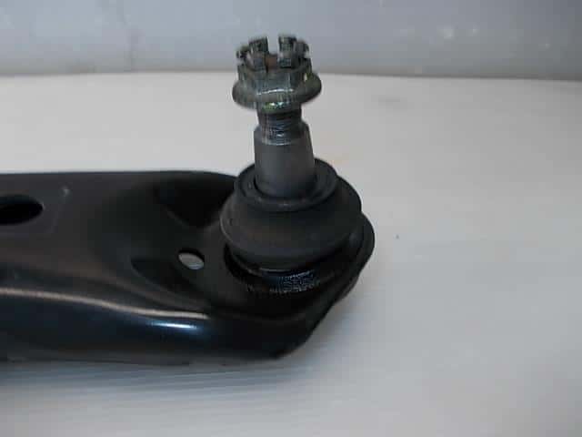 [Used]Front Right Lower Control Arm TOYOTA Voxy DBA-AZR60G - BE FORWARD ...