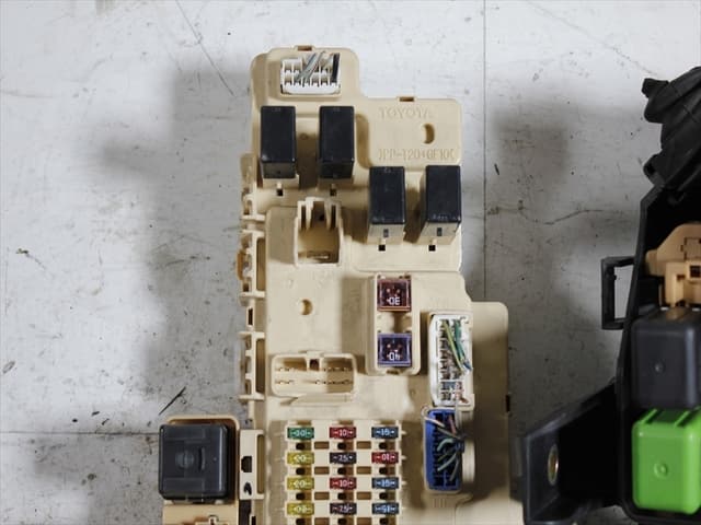 [Used] FUSE BOX TOYOTA Mark II GF-GX100 - BE FORWARD Auto Parts