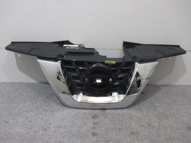 [Used] Radiator Grille NISSAN Juke F15 62070 3YM0A / 3YM1A / 62072 ...