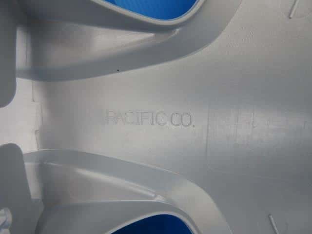 [Used]Hiace GDH221K hubcap 4260226040 - BE FORWARD Auto Parts