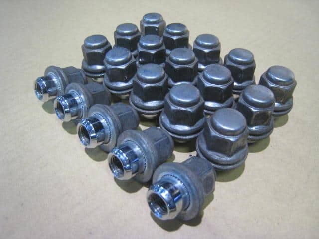 [Used]Crown GRS204 tire, wheel 9094201033 - BE FORWARD Auto Parts