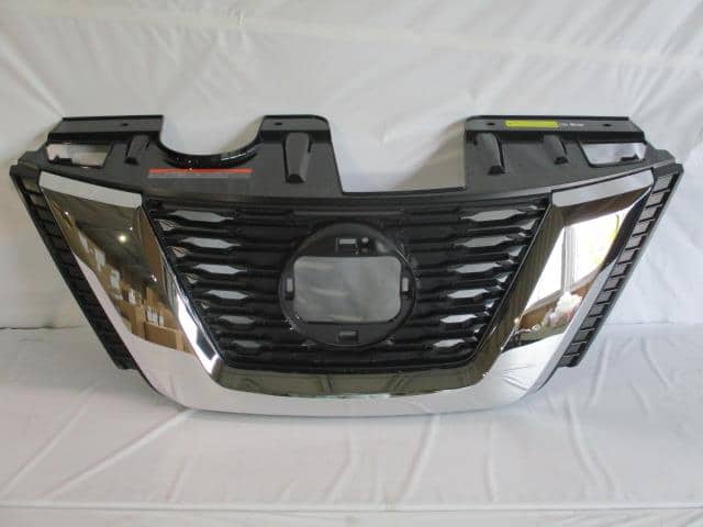 [Used]X-Trail NT32 Front Grille 623107FW6B - BE FORWARD Auto Parts