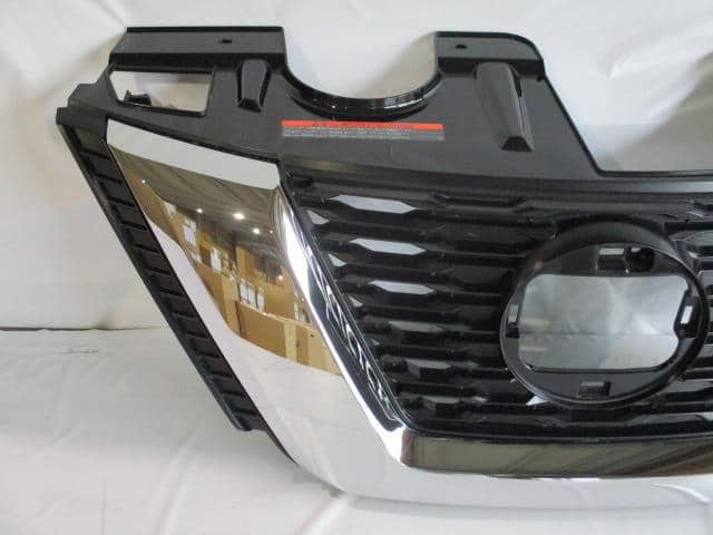 [Used]X-Trail NT32 Front Grille 623107FW6B - BE FORWARD Auto Parts