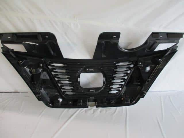 [Used]X-Trail NT32 Front Grille 623107FW6B - BE FORWARD Auto Parts