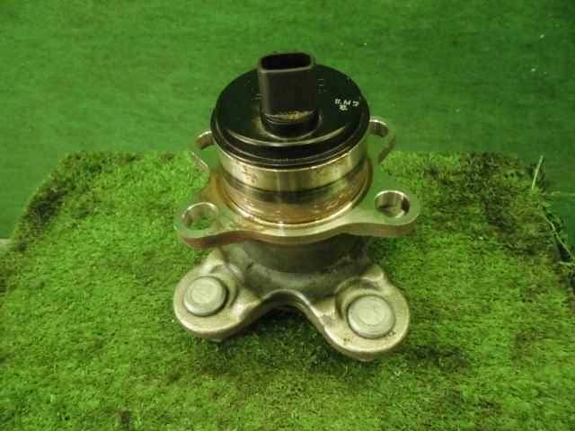 [Used]Rear Wheel Hub DAIHATSU Boon 2010 DBA-M600S 42410B1060 - BE ...