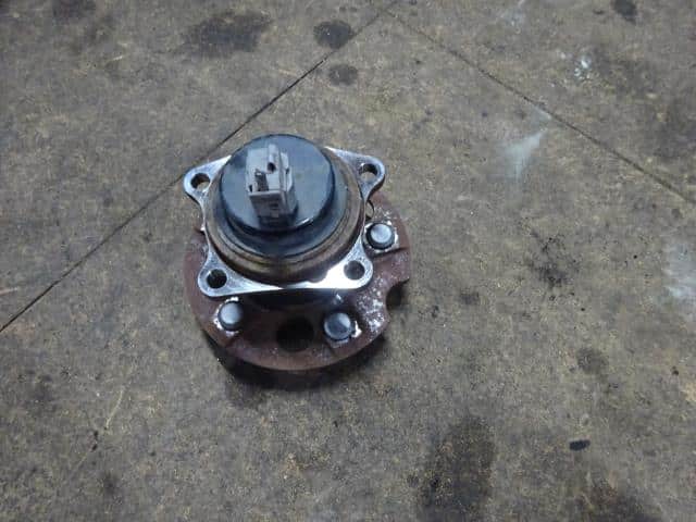 [Used]Rear Wheel Hub TOYOTA Voxy 2011 DBA-ZRR70W 4245028040 - BE ...