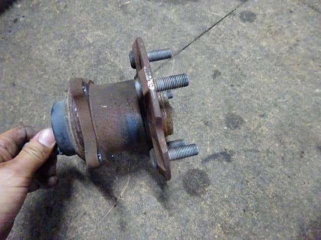 [Used]Rear Wheel Hub TOYOTA Voxy 2011 DBA-ZRR70W 4245028040 - BE ...