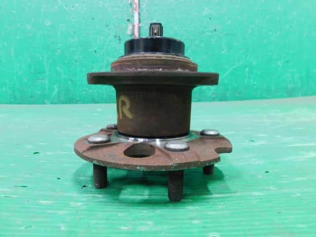 [Used]Rear Wheel Hub TOYOTA Noah 2009 DBA-ZRR70W 4245028040 - BE ...
