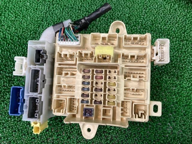 [Used]Fuse Box TOYOTA Altezza 1999 GF-SXE10 8273353010 - BE FORWARD ...