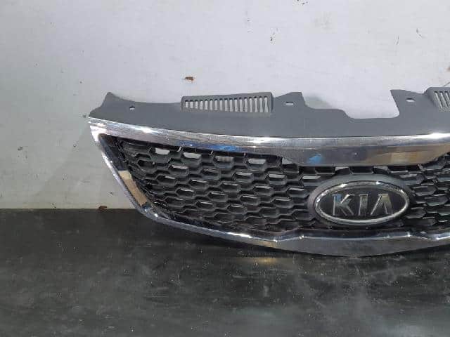 [Used] Radiator Grille KIA Cerato 2009 863501M010 - BE FORWARD Auto Parts