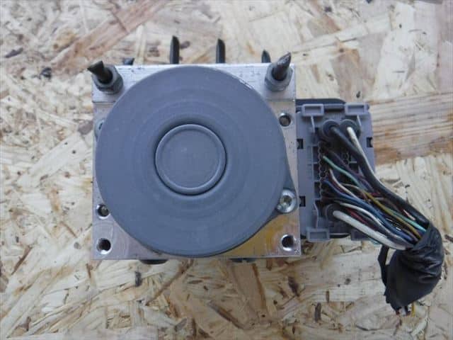 [Used] ABS Control Module TOYOTA Voxy DBA-ZRR70G 2007 - BE FORWARD Auto ...