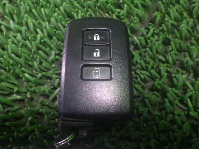 [Used]Keyless Entry Remote Control Key TOYOTA Voxy 2014 DAA-ZWR80G ...
