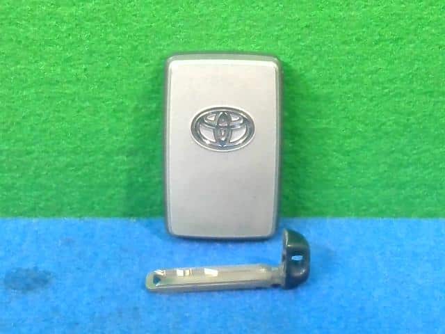 [Used]Keyless Entry Remote Control Key TOYOTA Voxy 2009 DBA-ZRR75W ...
