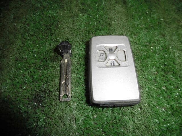 [Used]Keyless Entry Remote Control Key TOYOTA Voxy 2007 DBA-ZRR70W - BE ...