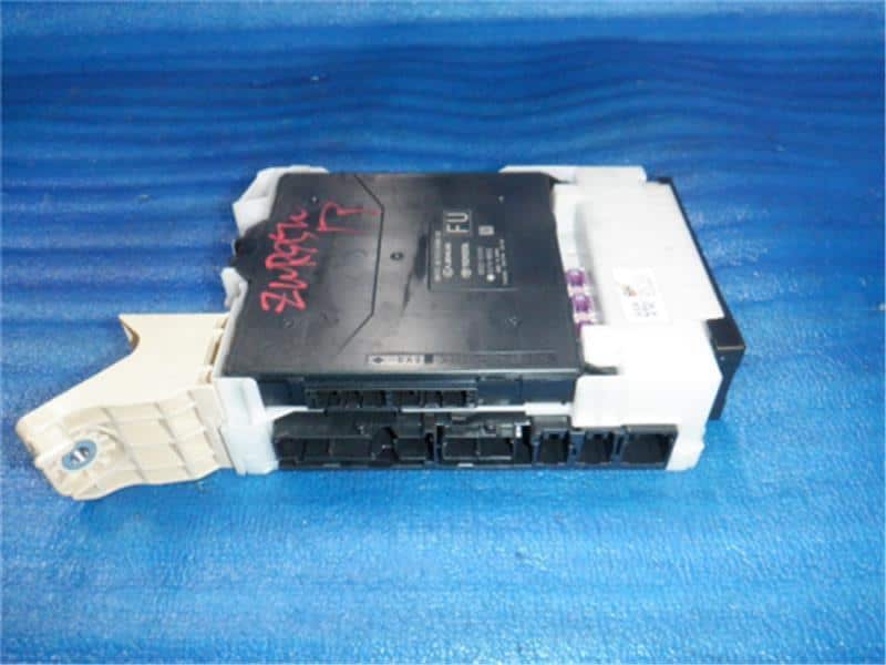 [Used]Fuse Box TOYOTA Noah 2022 6AA-ZWR95W - BE FORWARD Auto Parts