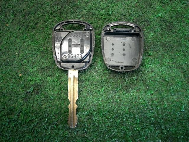 [Used]Keyless Entry Remote Control Key TOYOTA Voxy 2002 TA-AZR65G - BE ...