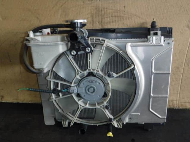 [Used]Radiator TOYOTA Vitz 2006 DBA-KSP90 1640023160 - BE FORWARD Auto ...