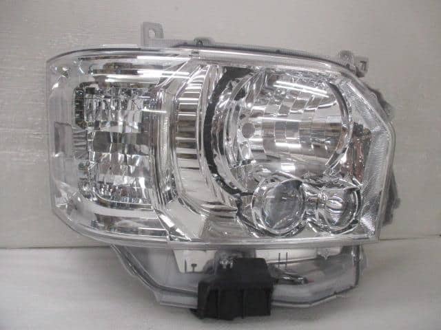 [Used]Right Headlight TOYOTA Hiace 2015 CBA-TRH214W 8114526842 - BE ...