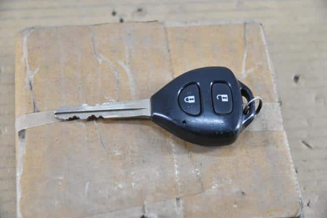 [Used]Keyless Entry Remote Control Key TOYOTA Corolla Axio 2010 DBA ...