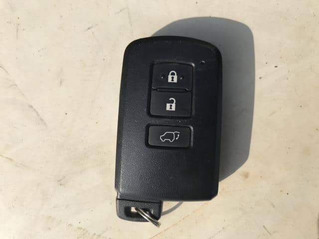 [Used]Keyless Entry Remote Control Key TOYOTA Voxy 2014 DAA-ZWR80G ...