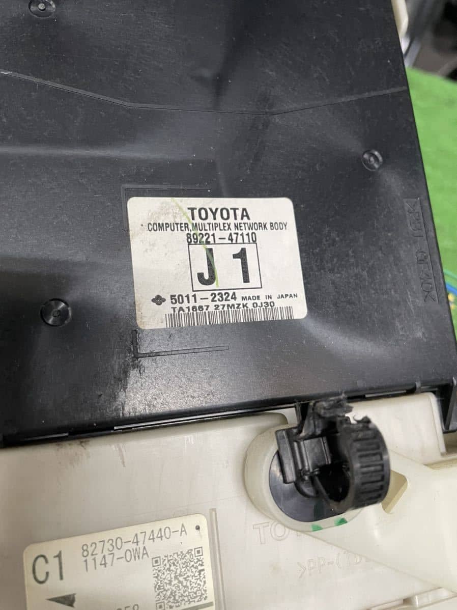 [Used]202 Toyota ZVW 30 Prius MPX BODY Fuse Box 89221-47110 yellow -580 ...