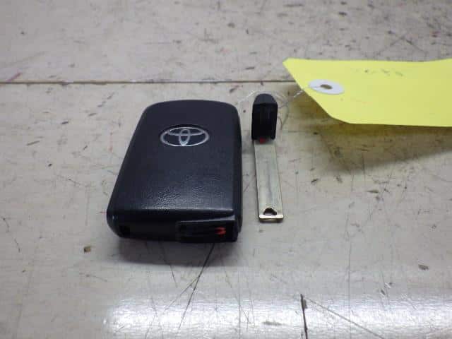 [Used]Keyless Entry Remote Control Key TOYOTA Voxy 2015 DBA-ZRR80W ...