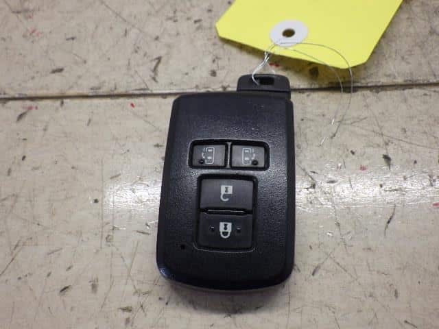 [Used]Keyless Entry Remote Control Key TOYOTA Voxy 2015 DBA-ZRR80W ...