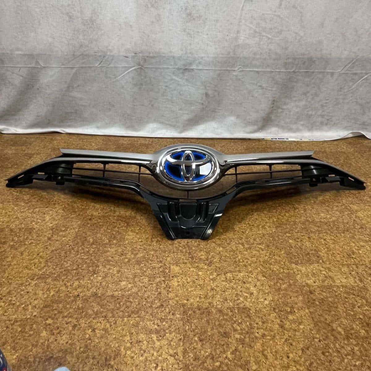 [Used]Radiator Grille Toyota Auris hybrid 53100-12481 - BE FORWARD Auto ...