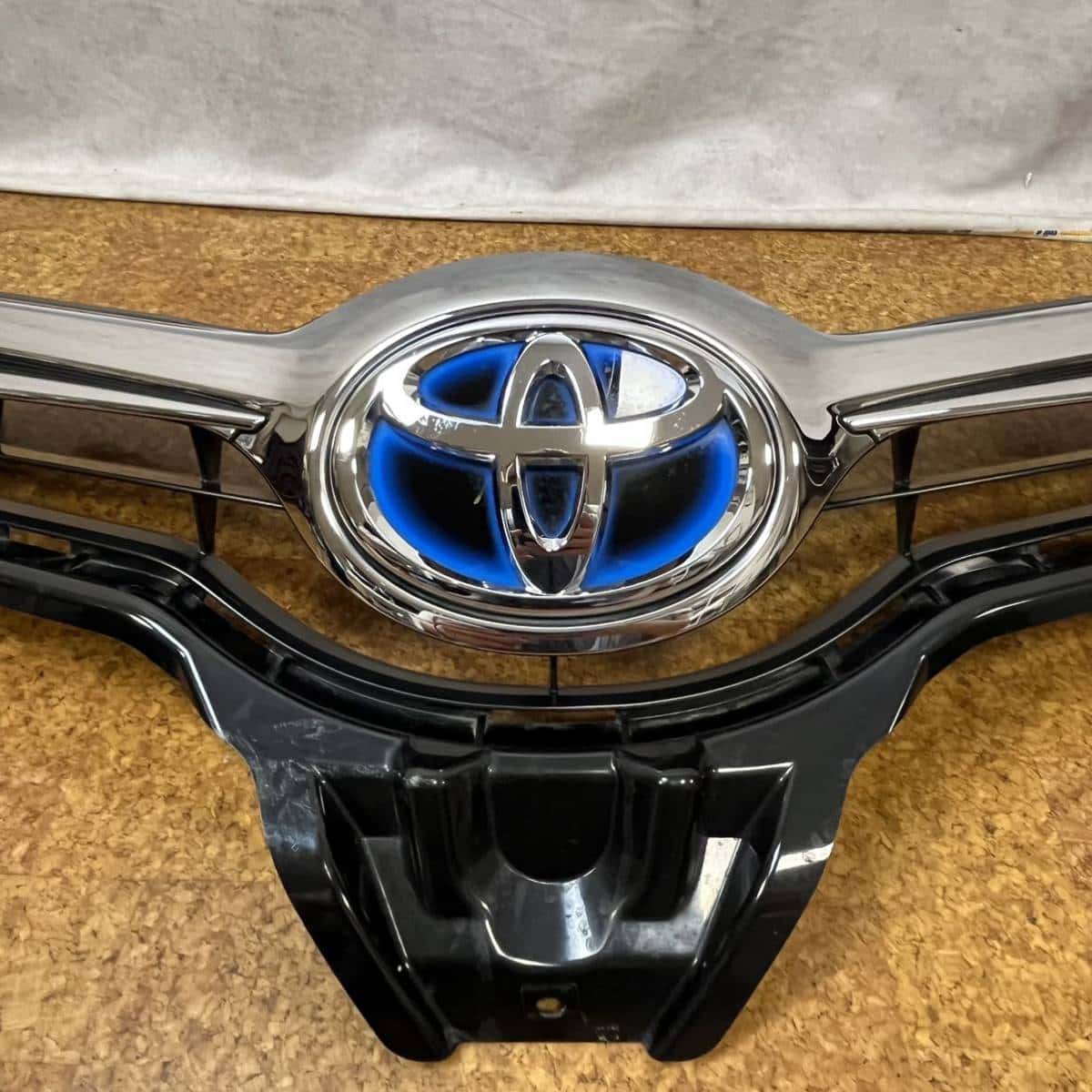 [Used]Radiator Grille Toyota Auris hybrid 53100-12481 - BE FORWARD Auto Parts