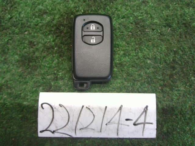 [Used]Keyless Entry Remote Control Key TOYOTA Aqua 2012 DAA-NHP10 - BE ...