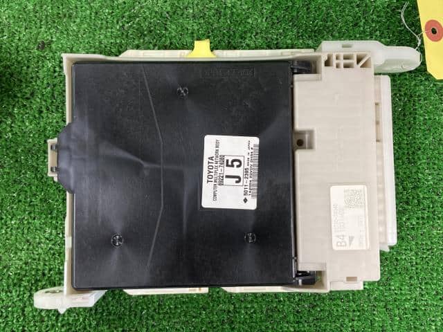 [Used]Fuse Box TOYOTA IQ 2010 DBA-KGJ10 8273074040 - BE FORWARD Auto Parts