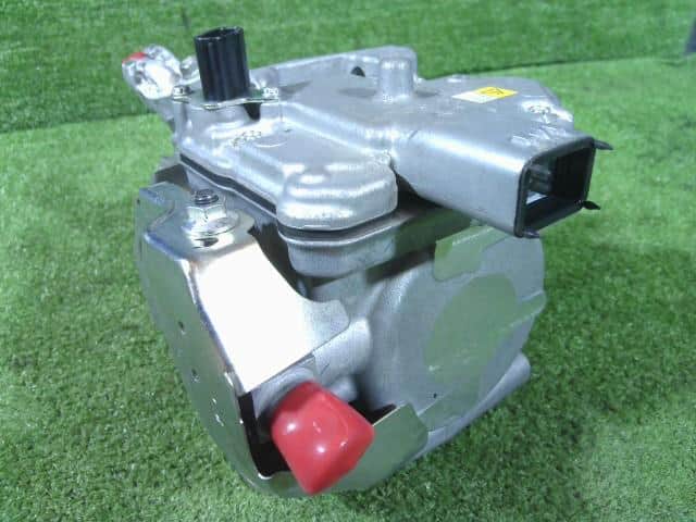 [Used]A/C Compressor TOYOTA Corolla Axio 2013 DAA-NKE165 8837012010 ...