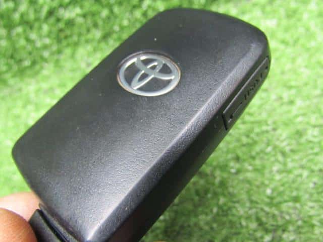 [Used]Keyless Entry Remote Control Key TOYOTA Voxy 2017 DAA-ZWR80G ...