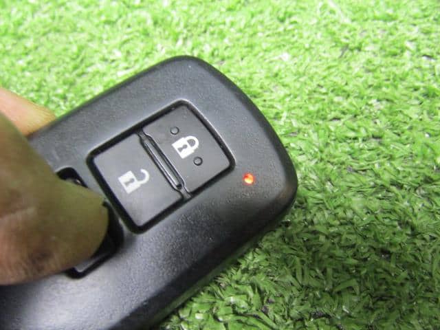 [Used]Keyless Entry Remote Control Key TOYOTA Voxy 2017 DAA-ZWR80G ...