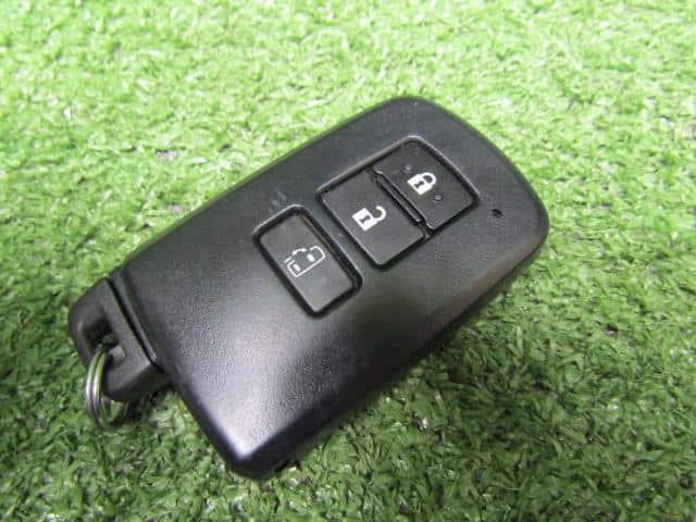 [Used]Keyless Entry Remote Control Key TOYOTA Voxy 2017 DAA-ZWR80G ...