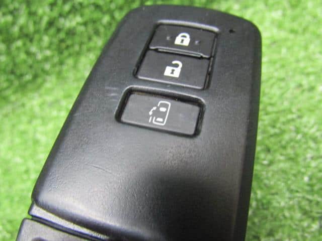 [Used]Keyless Entry Remote Control Key TOYOTA Voxy 2017 DAA-ZWR80G ...