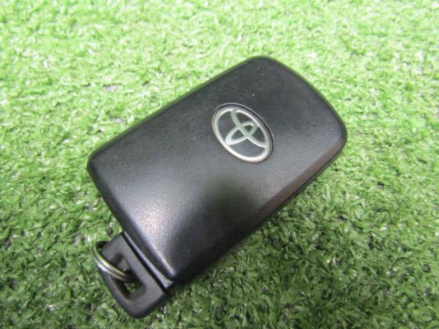 [Used]Keyless Entry Remote Control Key TOYOTA Voxy 2017 DAA-ZWR80G ...