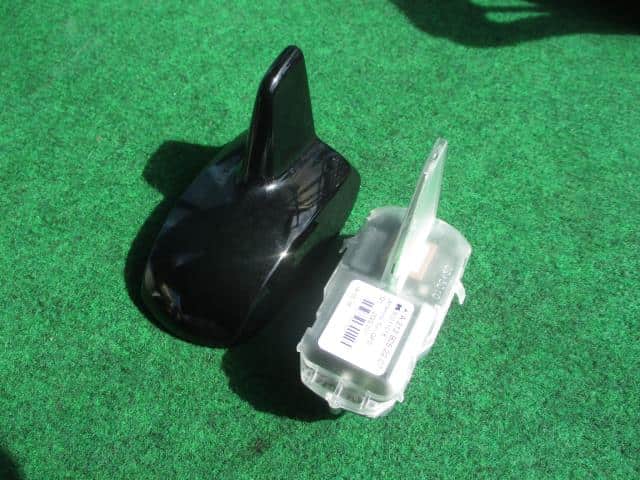 [Used]Antenna MERCEDES-BENZ 2016 DBA-117342 A2129052207 - BE FORWARD ...