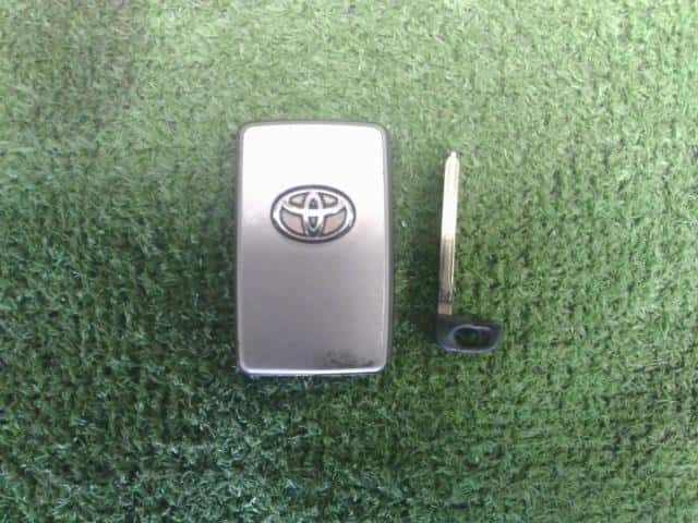 [Used]Keyless Entry Remote Control Key TOYOTA Voxy 2008 DBA-ZRR70W ...