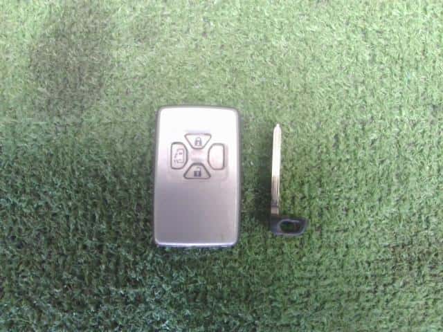 [Used]Keyless Entry Remote Control Key TOYOTA Voxy 2008 DBA-ZRR70W ...