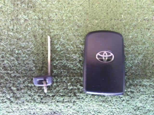 [Used]Keyless Entry Remote Control Key TOYOTA Voxy 2017 DBA-ZRR80W - BE ...