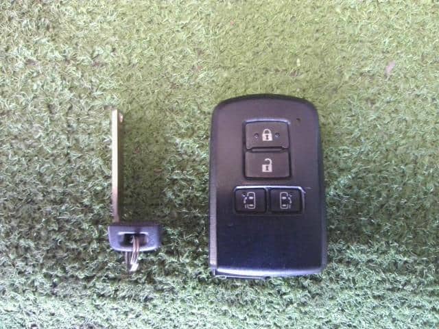 [Used]Keyless Entry Remote Control Key TOYOTA Voxy 2017 DBA-ZRR80W - BE ...