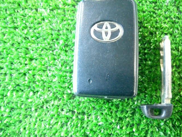 [Used]Keyless Entry Remote Control Key TOYOTA Corolla Rumion 2009 DBA ...