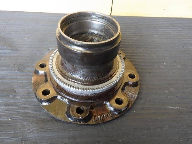 [Used]Front Wheel Hub ISUZU ISUZU LARGESIZE CAR 1997 KC-CXZ81K2 ...