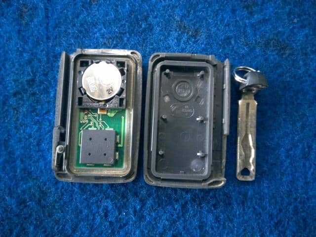 [Used]Keyless Entry Remote Control Key TOYOTA Voxy 2010 DBA-ZRR75W - BE ...
