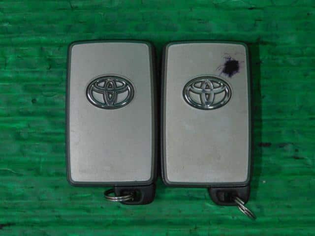 [Used]Keyless Entry Remote Control Key TOYOTA Voxy 2007 DBA-ZRR70W ...