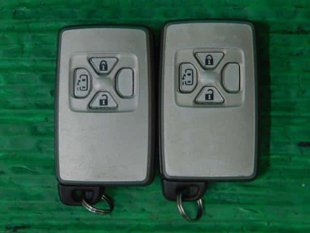 [Used]Keyless Entry Remote Control Key TOYOTA Voxy 2007 DBA-ZRR70W ...