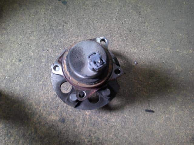 [Used]Rear Wheel Hub TOYOTA Voxy 2007 DBA-AZR60G 4245044040 - BE ...